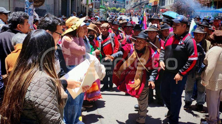 Ponchos Rojos agreden a “chicotazos” a transeúntes que criticaron su ...