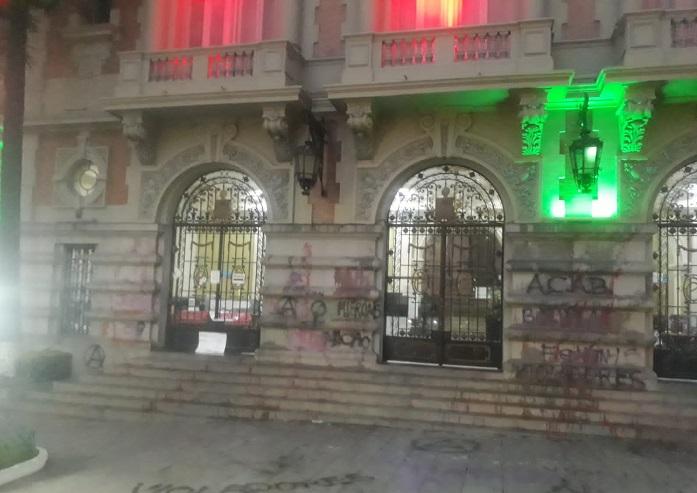 Grupos de mujeres dañan el Palacio Consistorial y la plaza del ...
