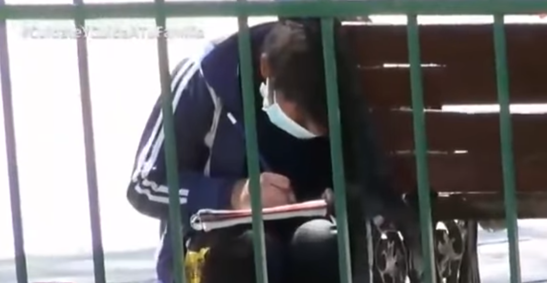 La Paz: Niño limpia parabrisas para costear sus clases virtuales ...
